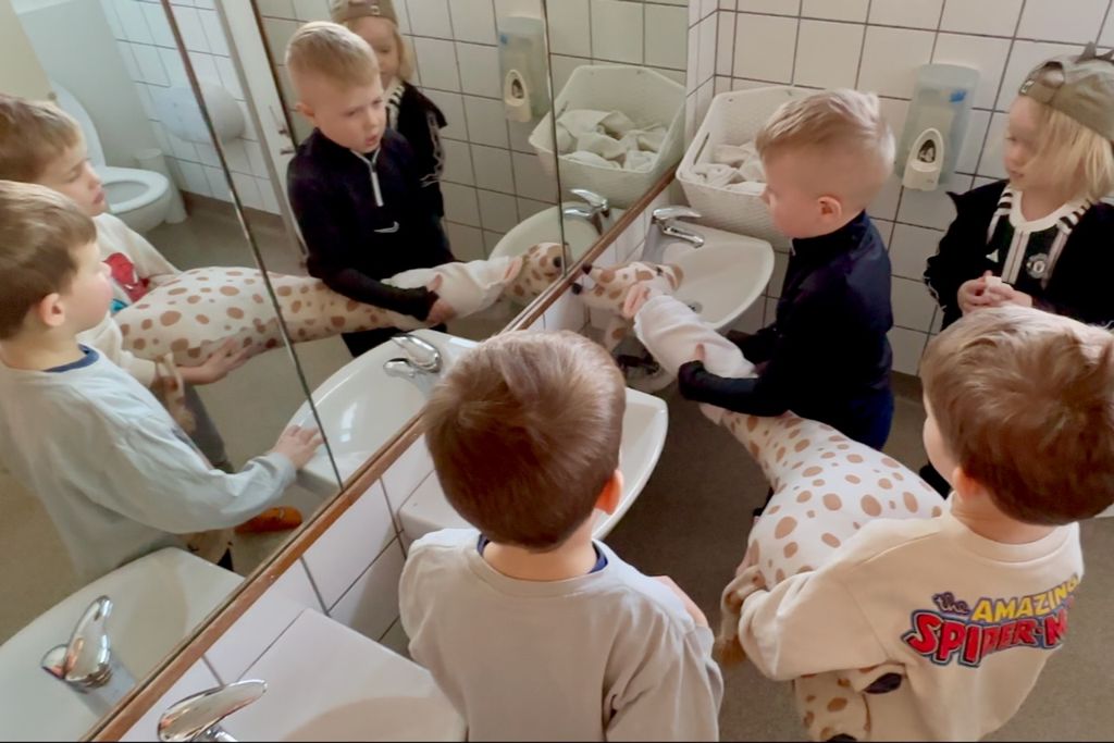 Velkomnir krakkar í veröldina okkar